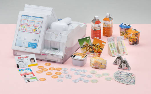 本日（9/29）発売の『小学一年生』の付録がスゴイ。セブン‐イレブンとコラボした、おしゃべりハイテクおかいものレジ！ | Omochakka